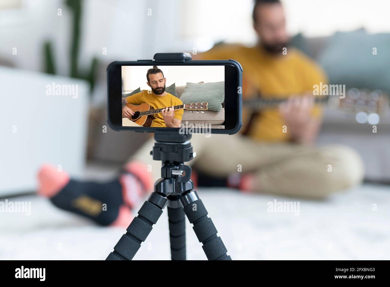 Man filming on mobile phone hi-res stock photography and images - Alamy