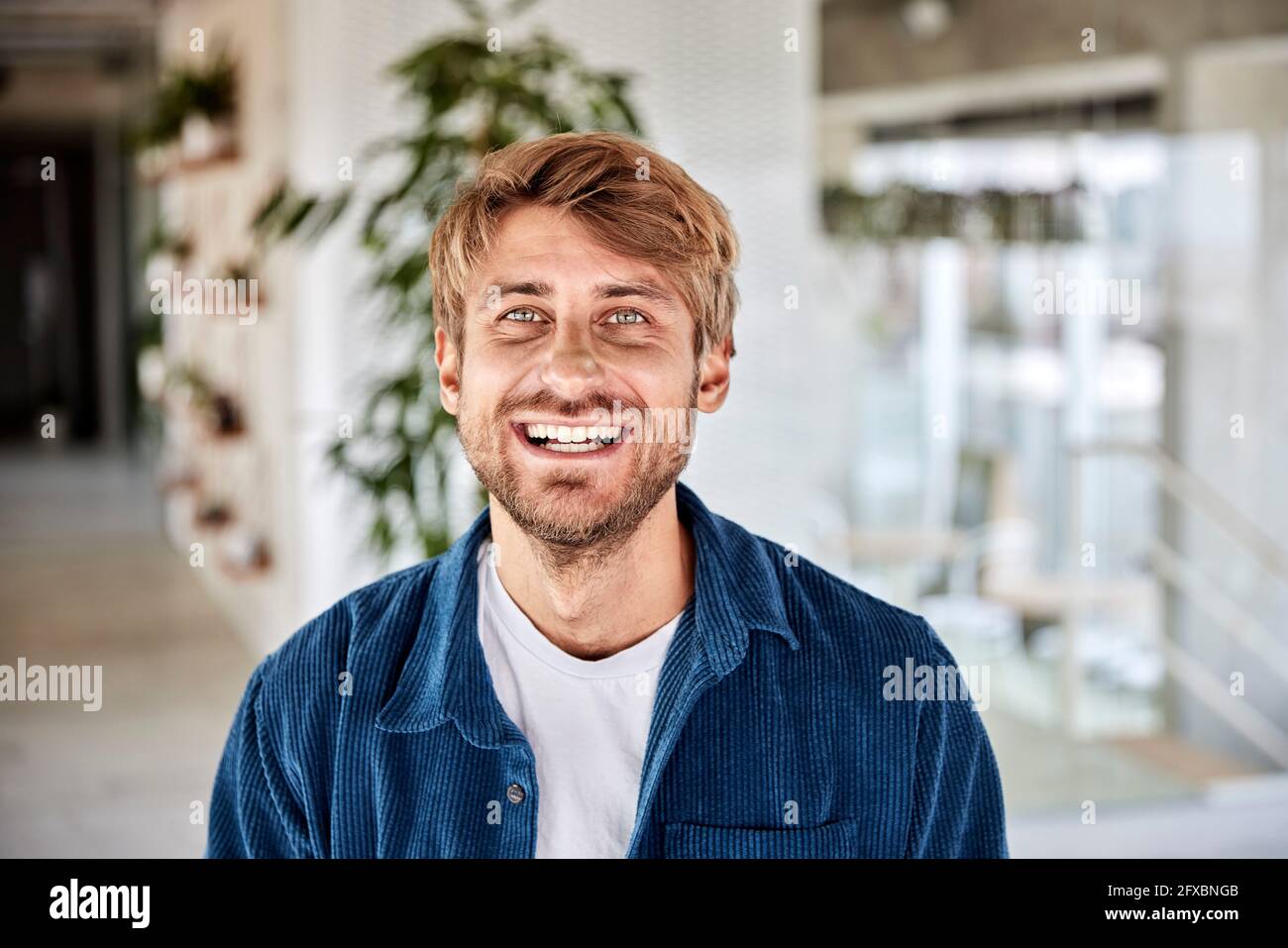 Happy eyes hi-res stock photography and images - Alamy