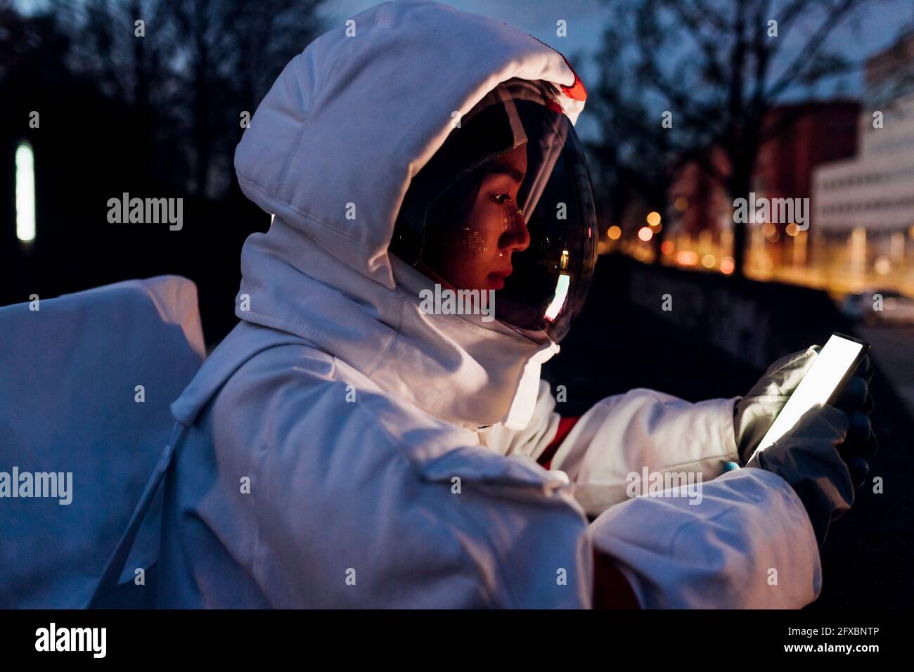 Astronaut on phone hi-res stock photography and images - Alamy