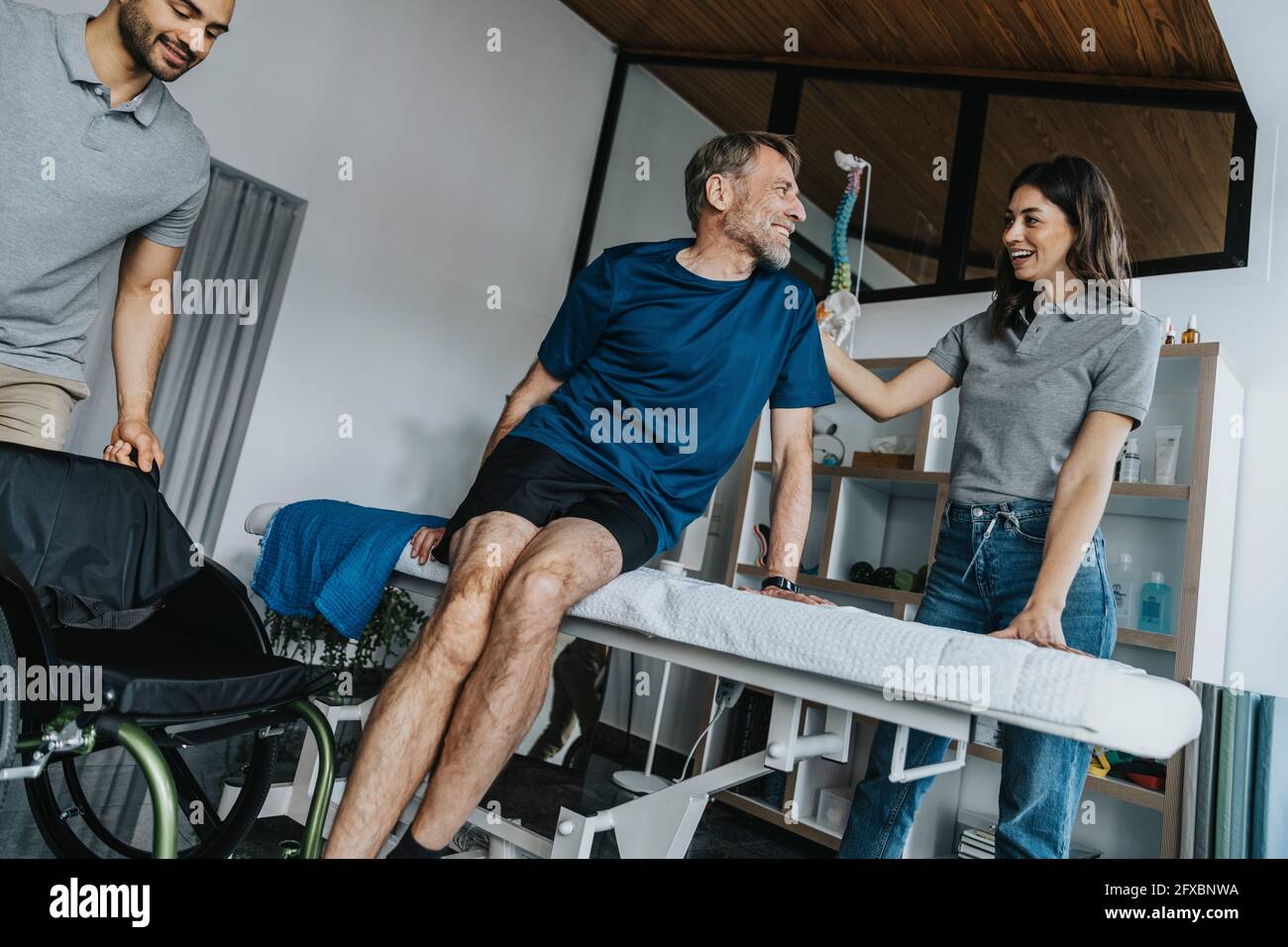 Male massage therapist hi-res stock photography and images - Alamy