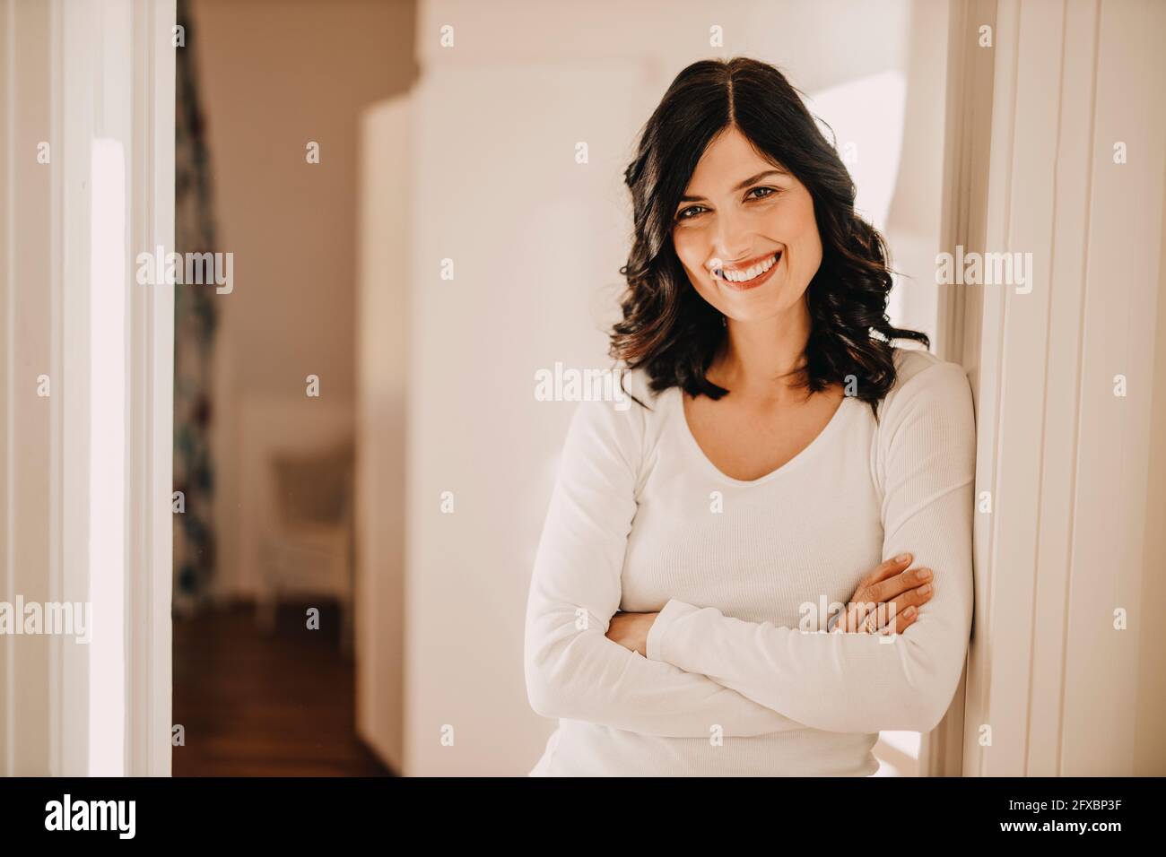 Beautiful woman leaning wall hi-res stock photography and images - Alamy