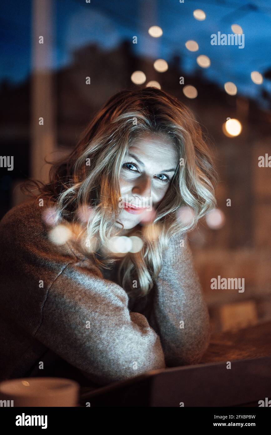 Women staring into camera lens hi-res stock photography and images - Alamy