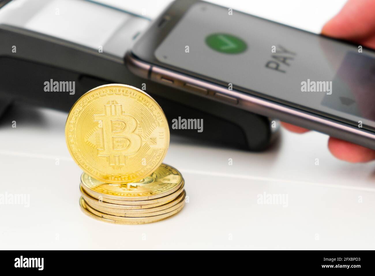 Contactless payment mobile hi-res stock photography and images - Alamy