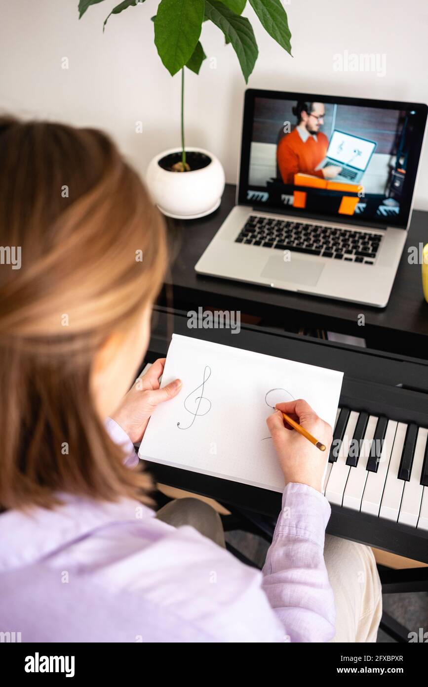 Woman writing paper note hi-res stock photography and images - Alamy