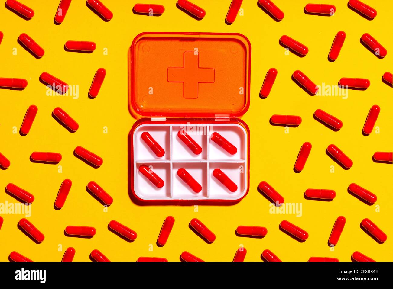 Red capsules hi-res stock photography and images - Alamy