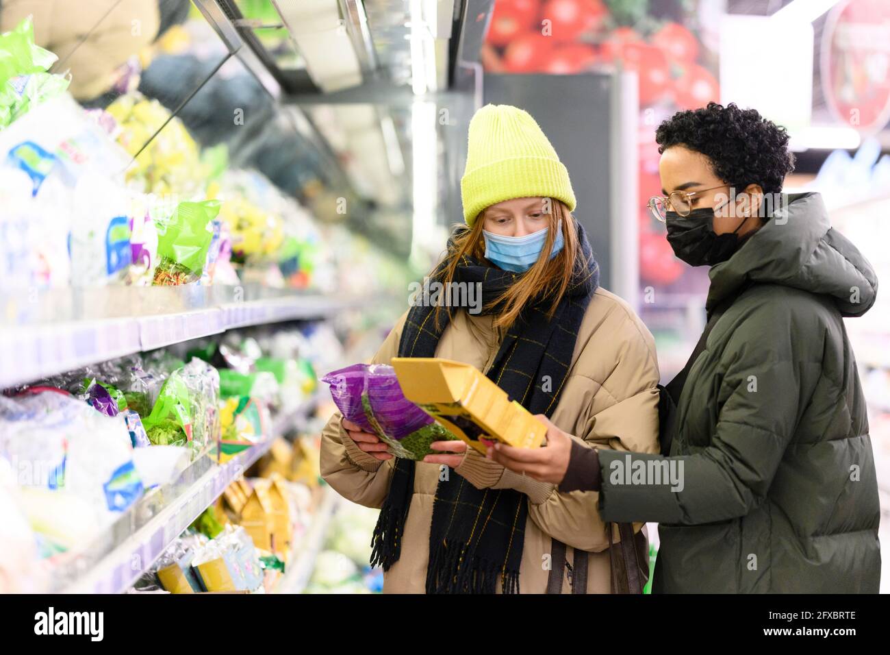 Female supermarket shopping hi-res stock photography and images - Alamy