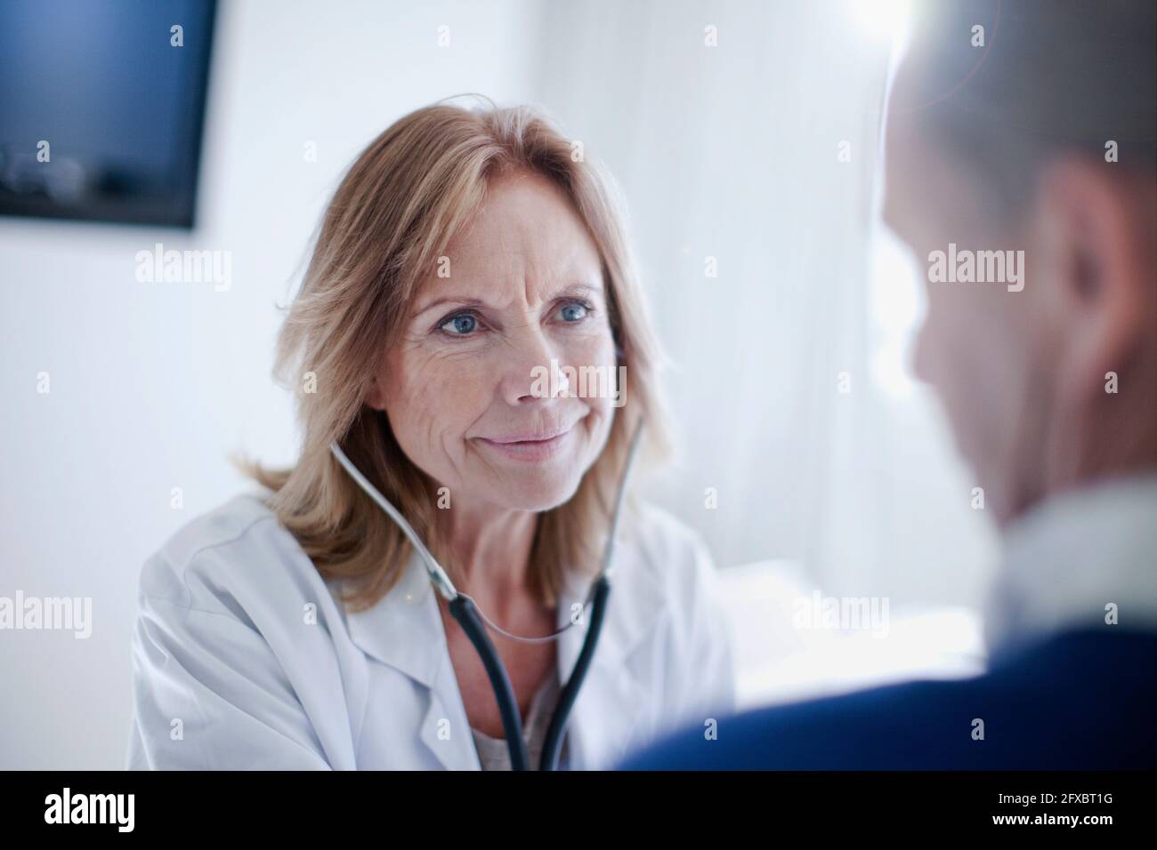 Senior patient assessing hi-res stock photography and images - Alamy