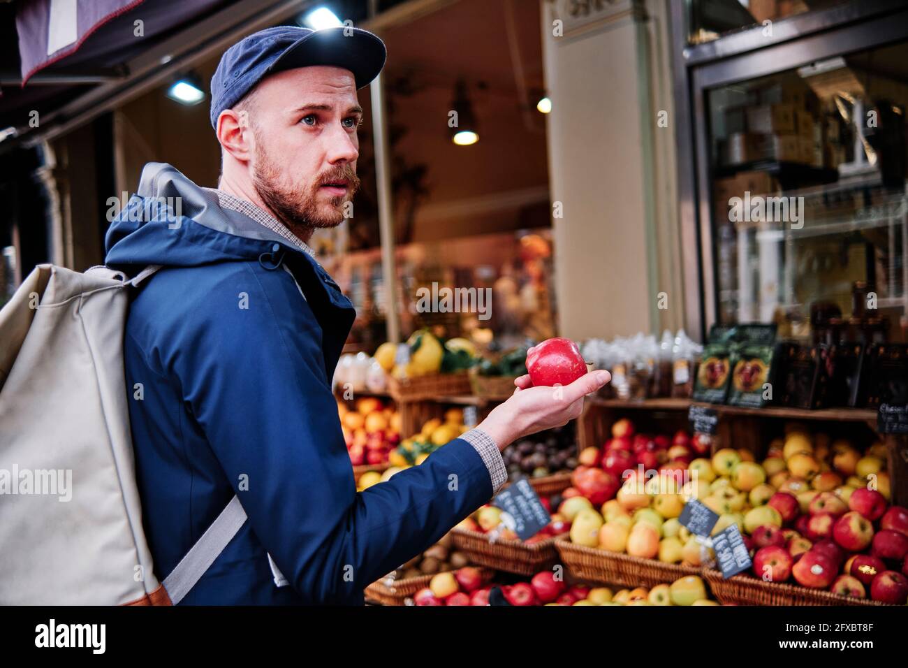 Holding apple man hi-res stock photography and images - Alamy
