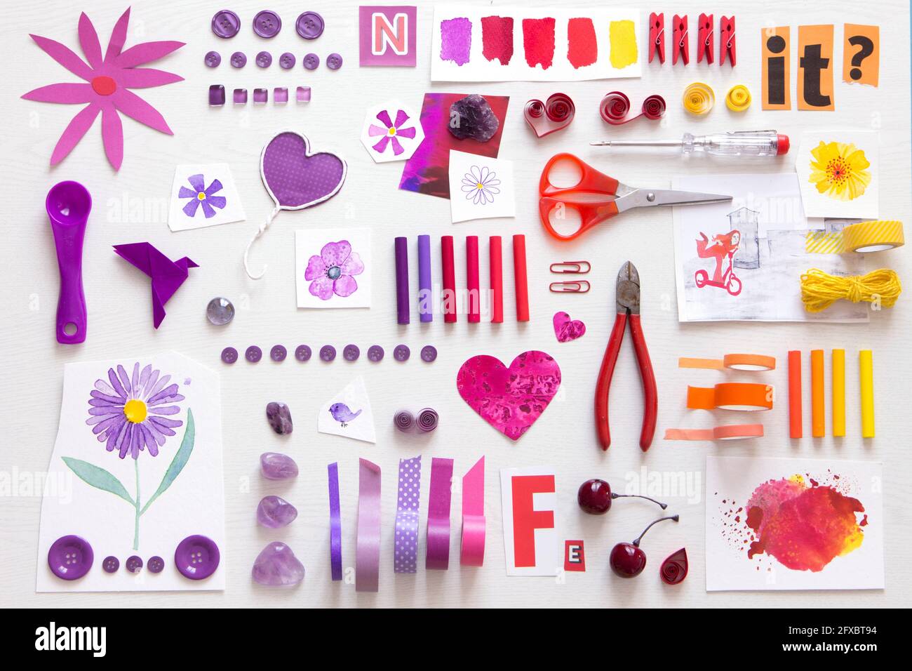 Red items hi-res stock photography and images - Alamy