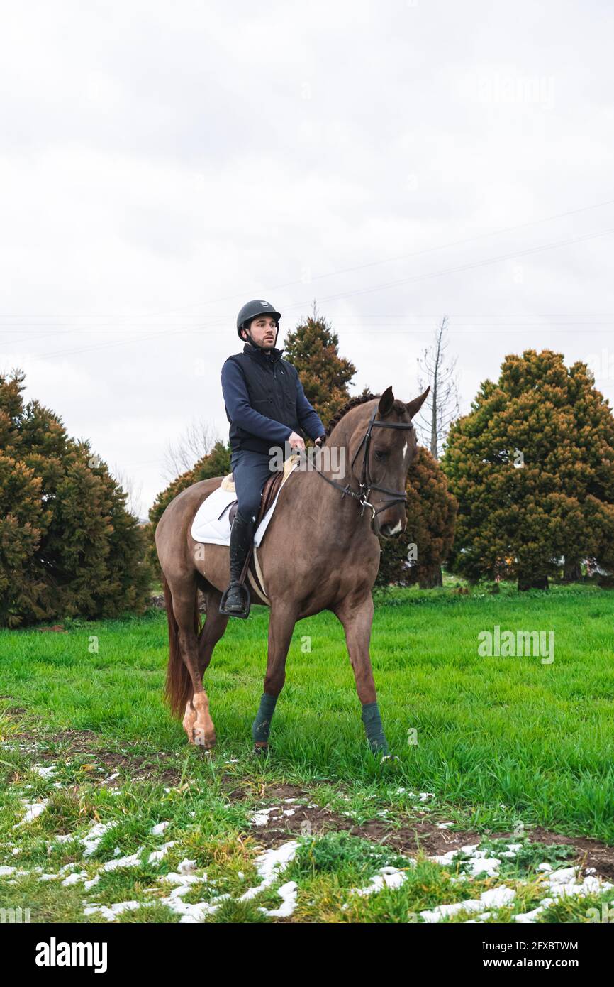 Man riding horse hi-res stock photography and images - Alamy