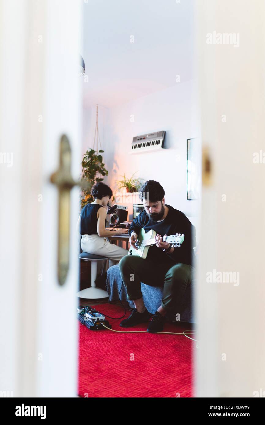 Female musicians hi-res stock photography and images - Alamy