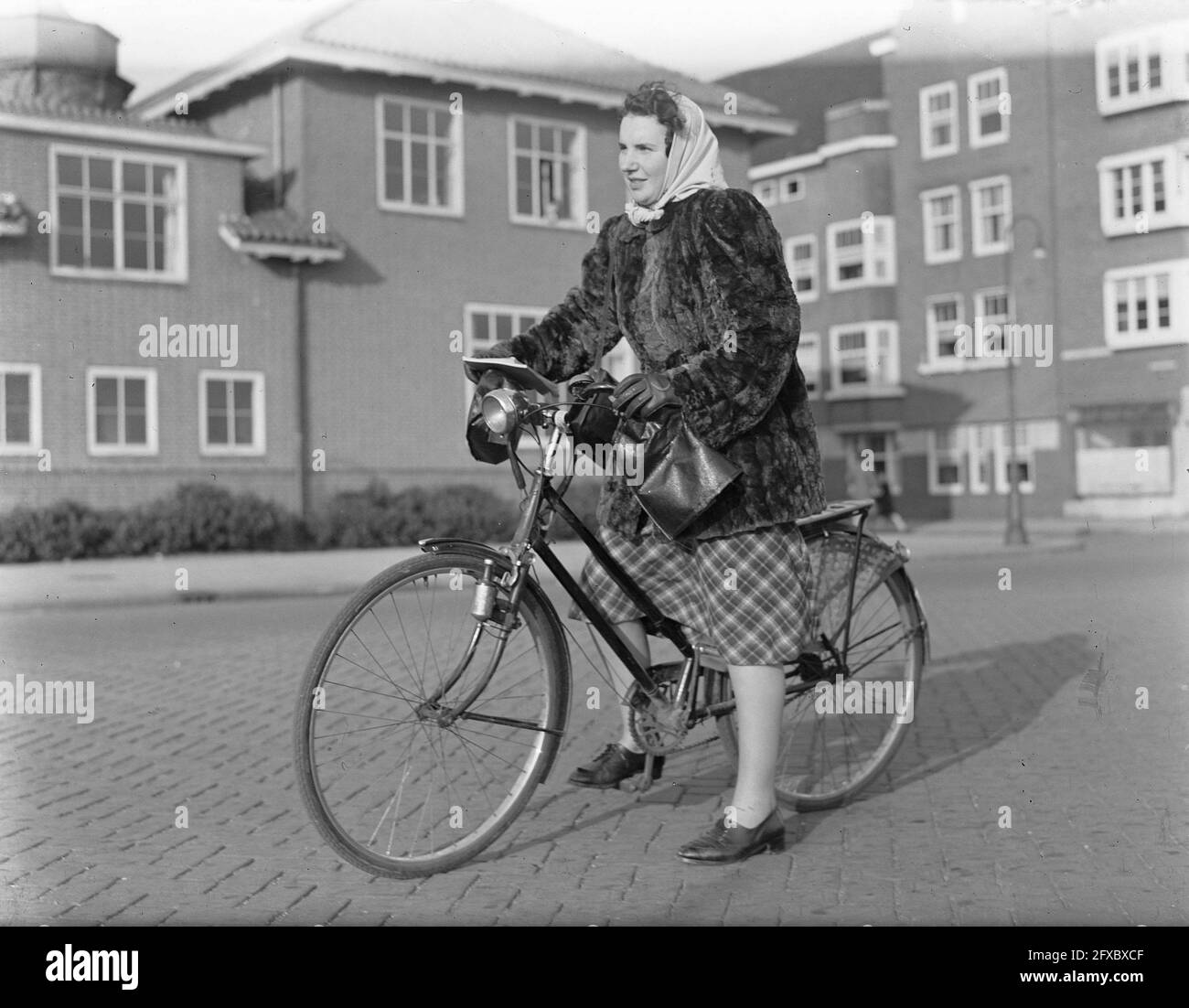 Bicycle woman 1945 hi-res stock photography and images - Alamy