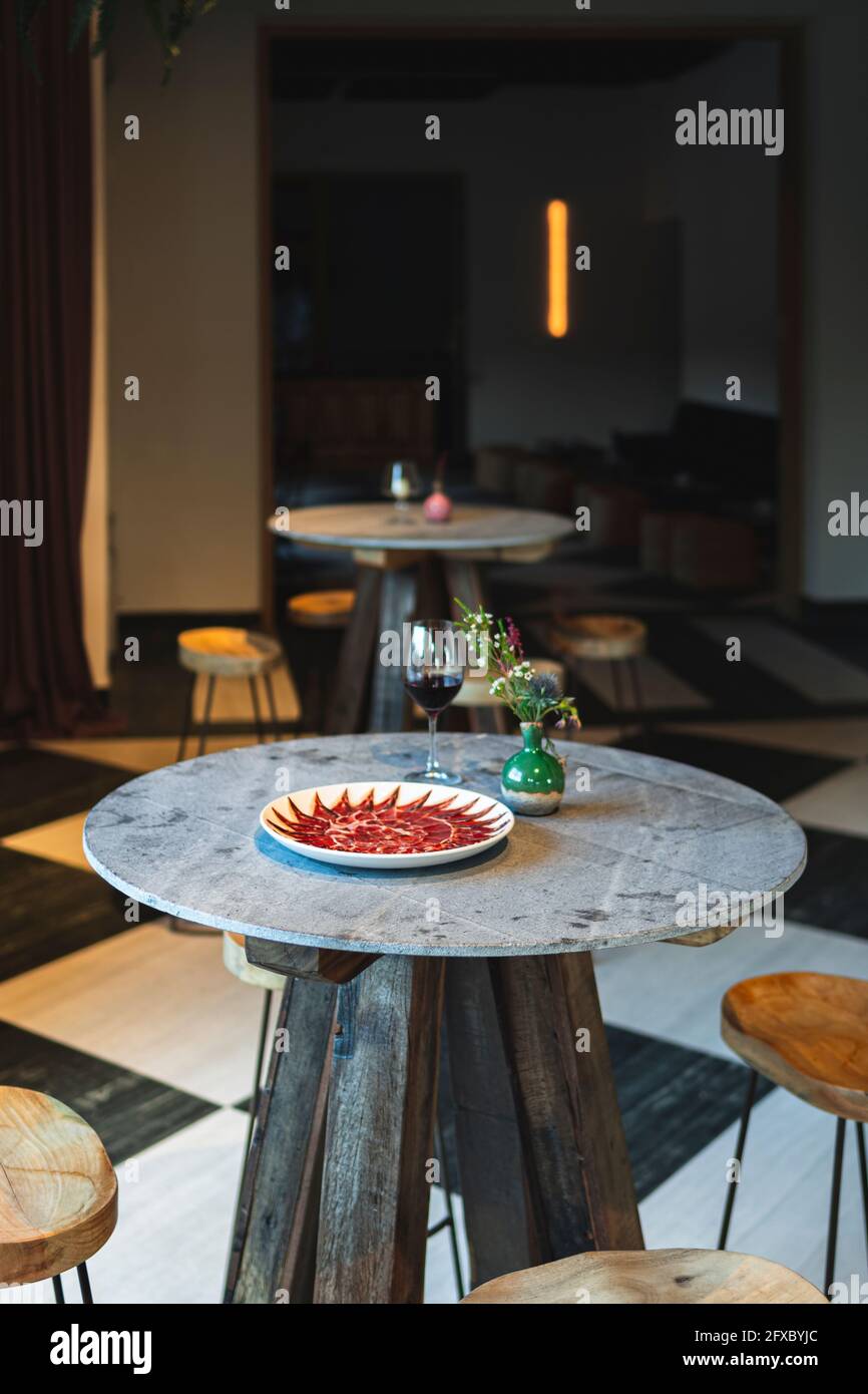 Restaurant table plate hi-res stock photography and images - Alamy