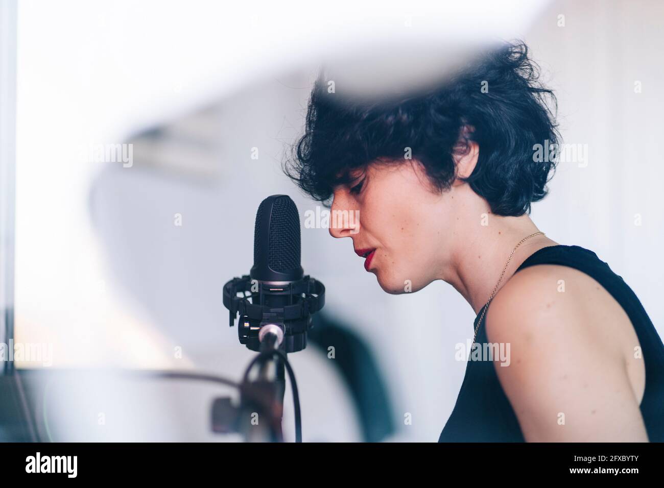 Female singer hi-res stock photography and images - Alamy