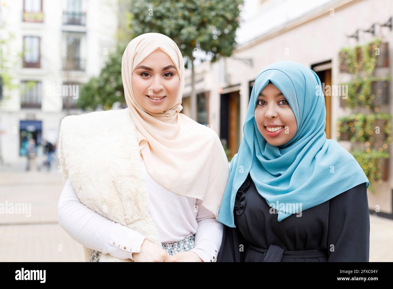 Women wearing hijab hi-res stock photography and images - Alamy