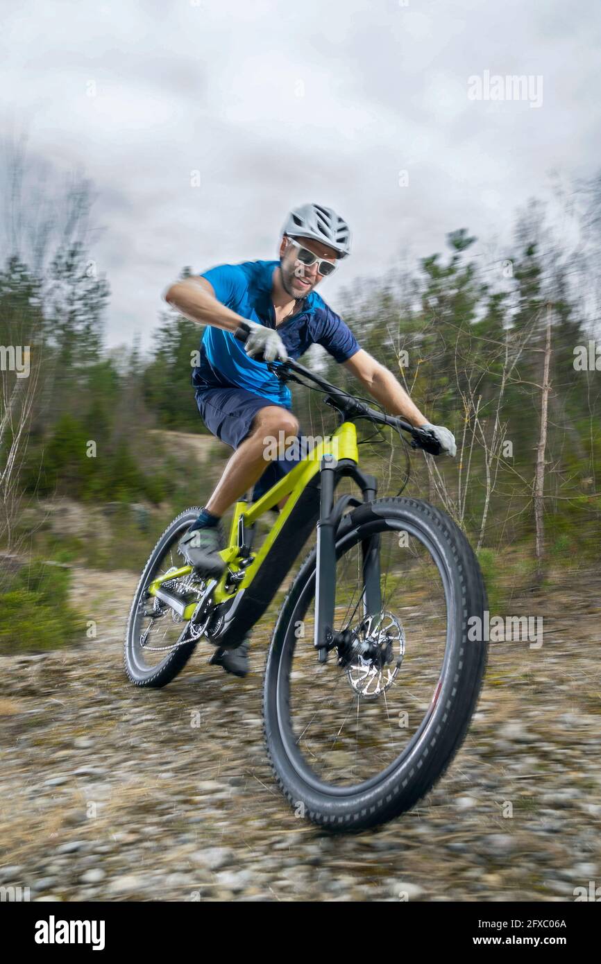 Cyclist on footpath hi-res stock photography and images - Alamy