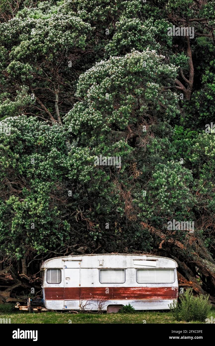 Abandoned camper hi-res stock photography and images - Alamy