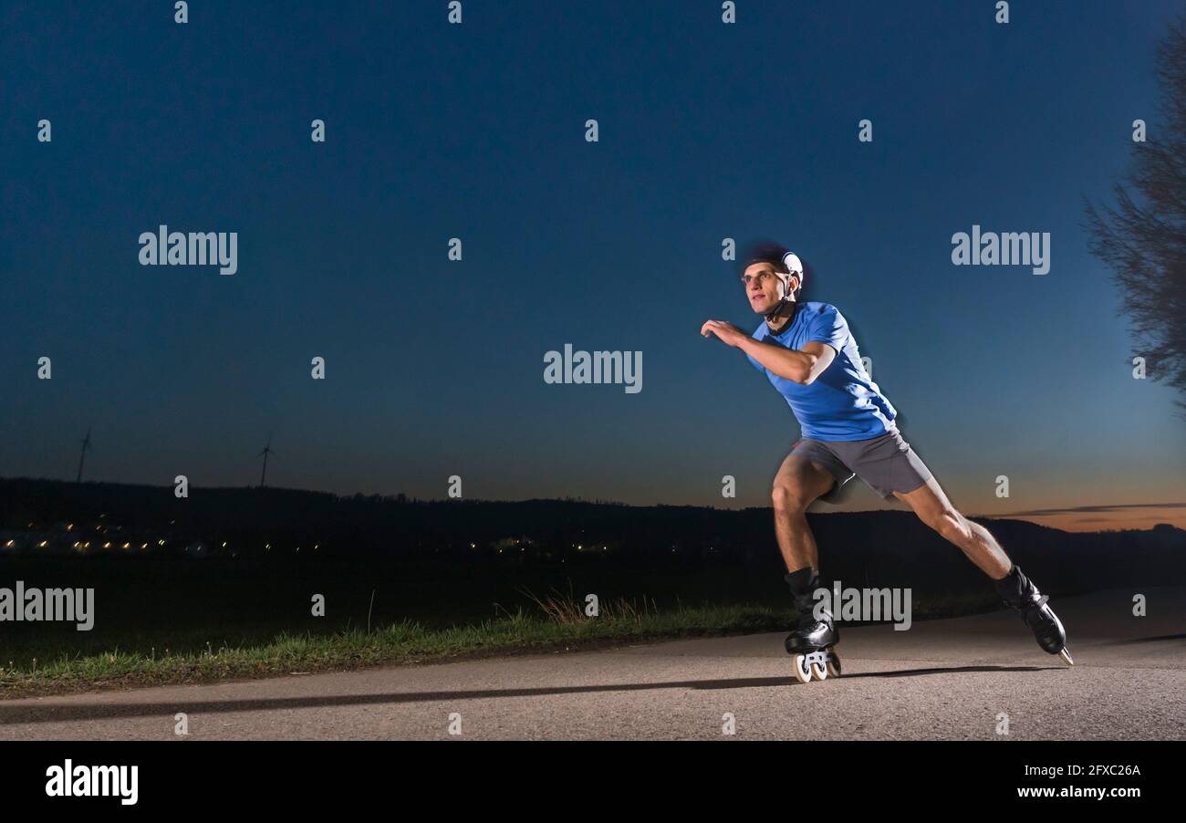 Man speed skating road hi-res stock photography and images - Alamy