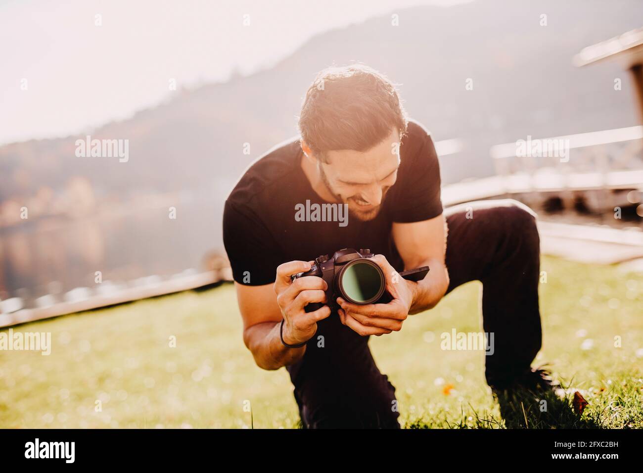 Man filming crouching hi-res stock photography and images - Alamy