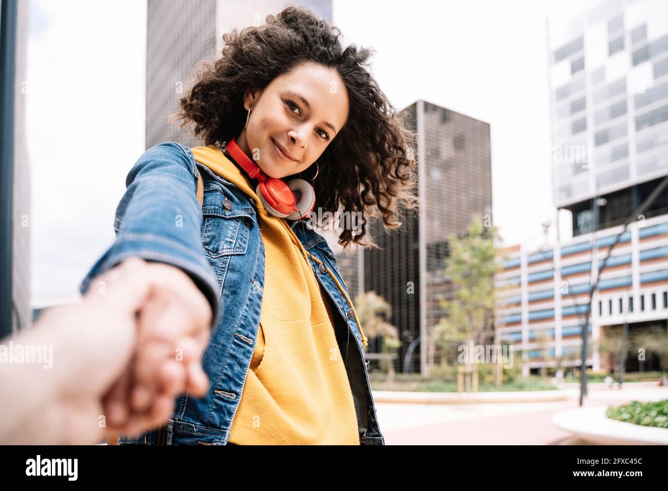 Hand in friendship hi-res stock photography and images - Alamy