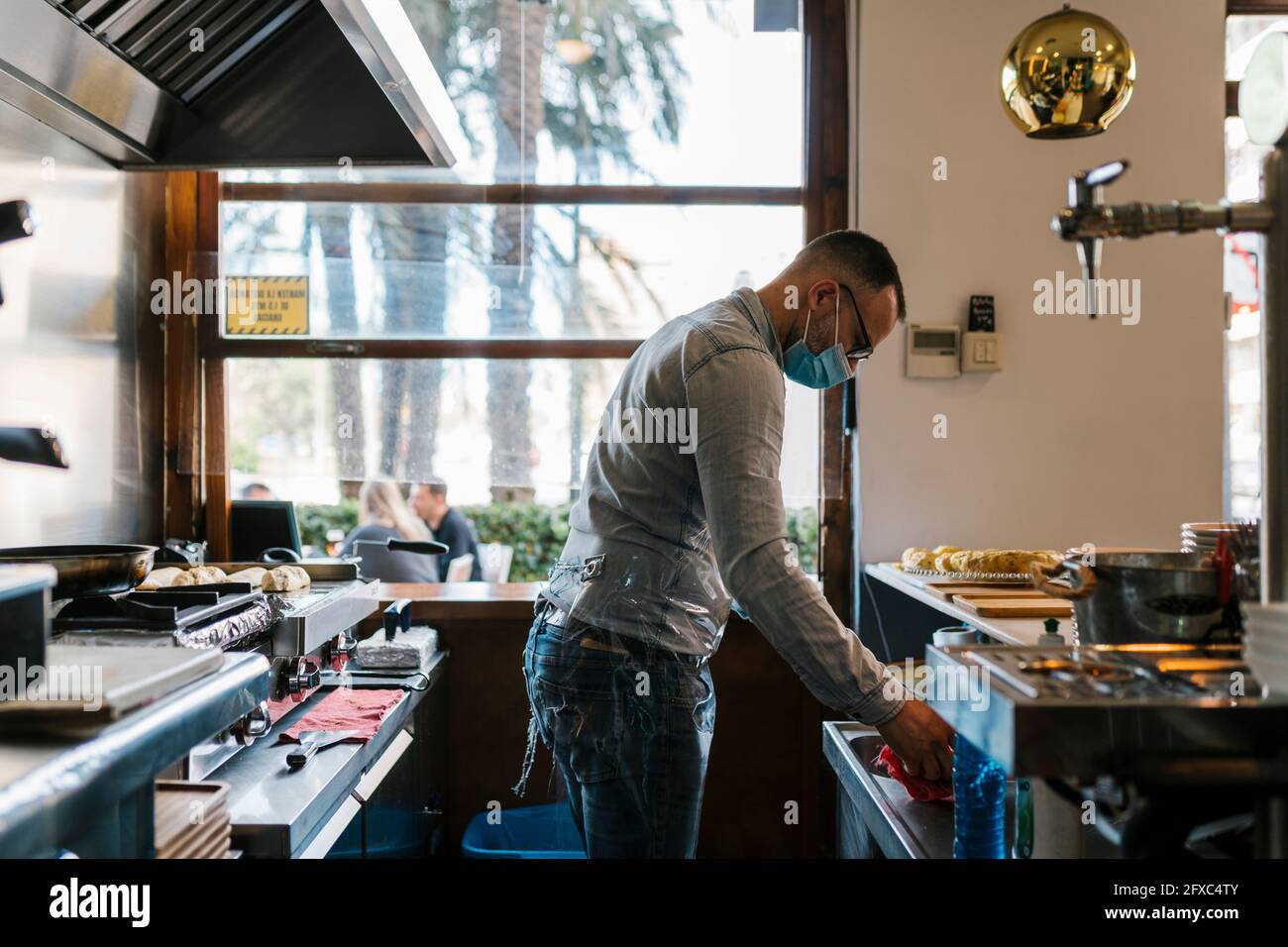 Working in bar hi-res stock photography and images - Alamy