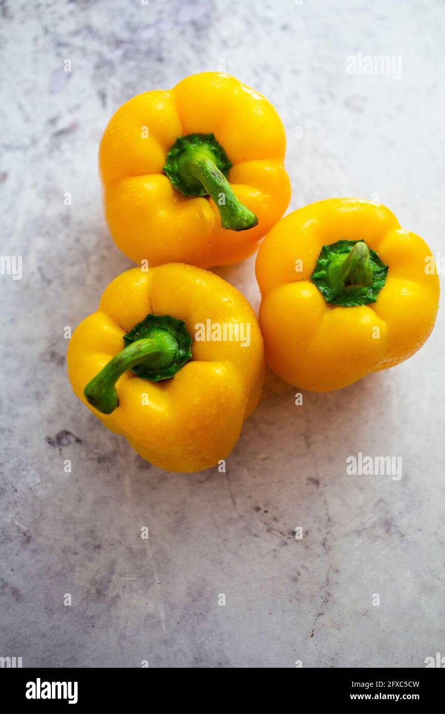 Yellow bell peppers hi-res stock photography and images - Alamy
