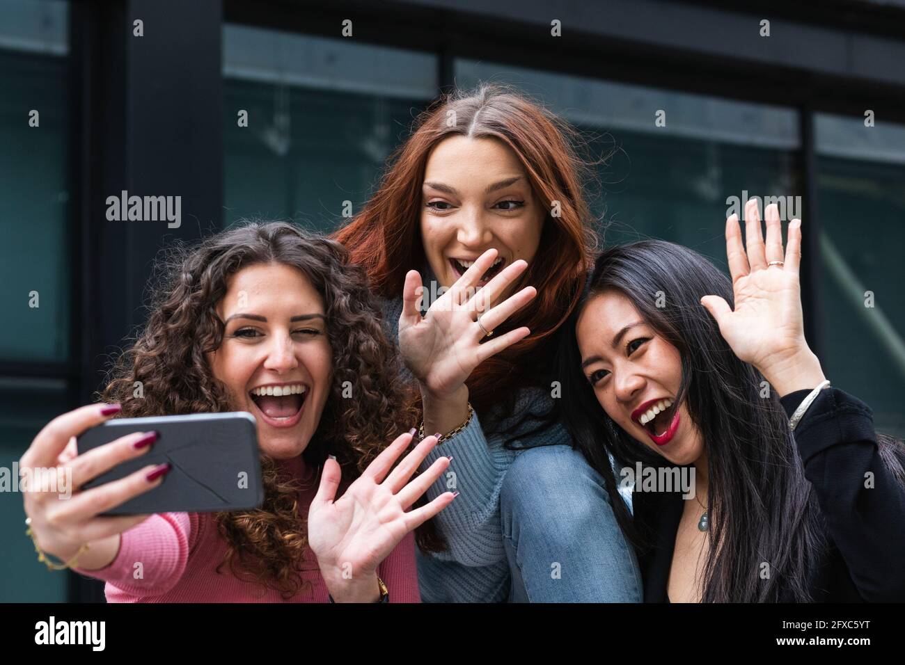 Friends waving hand hi-res stock photography and images - Alamy