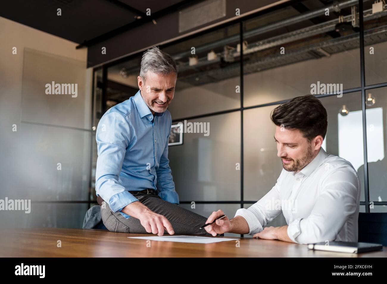 Business meeting table hi-res stock photography and images - Alamy
