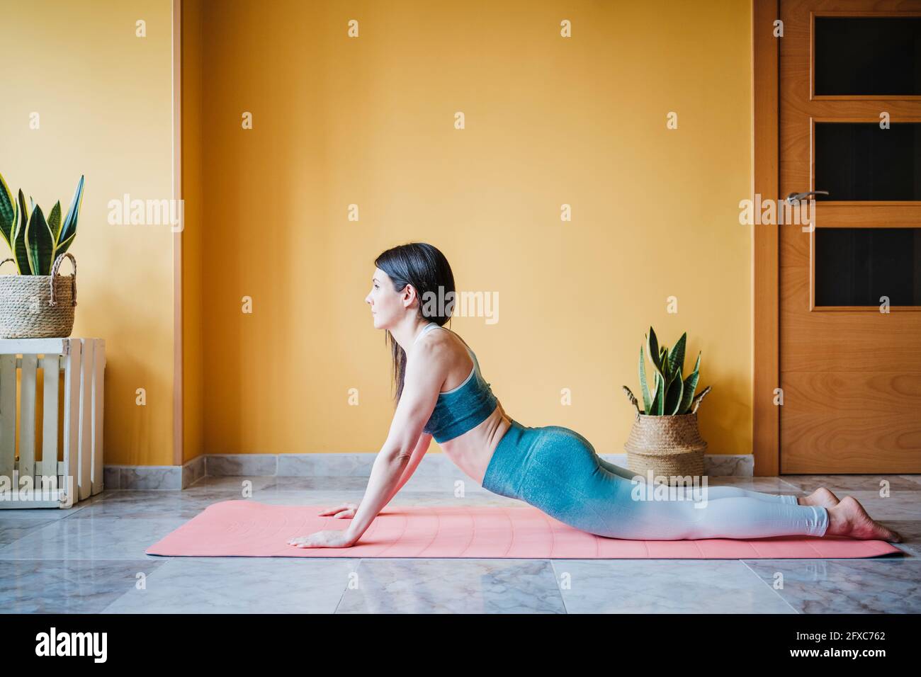 Woman push up side view hi-res stock photography and images - Alamy