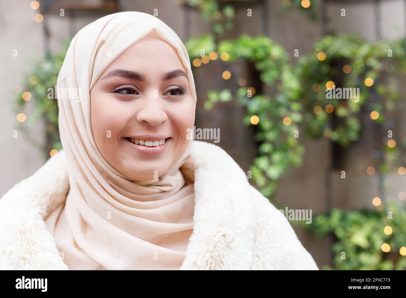 Smiling middle eastern woman hi-res stock photography and images - Alamy