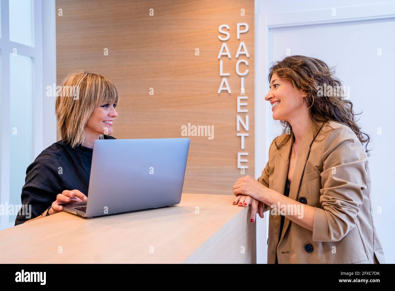 Patient talking receptionist hi-res stock photography and images - Alamy