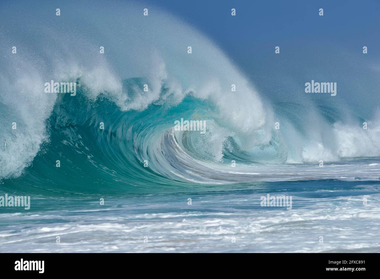 Splashing wave hi-res stock photography and images - Alamy