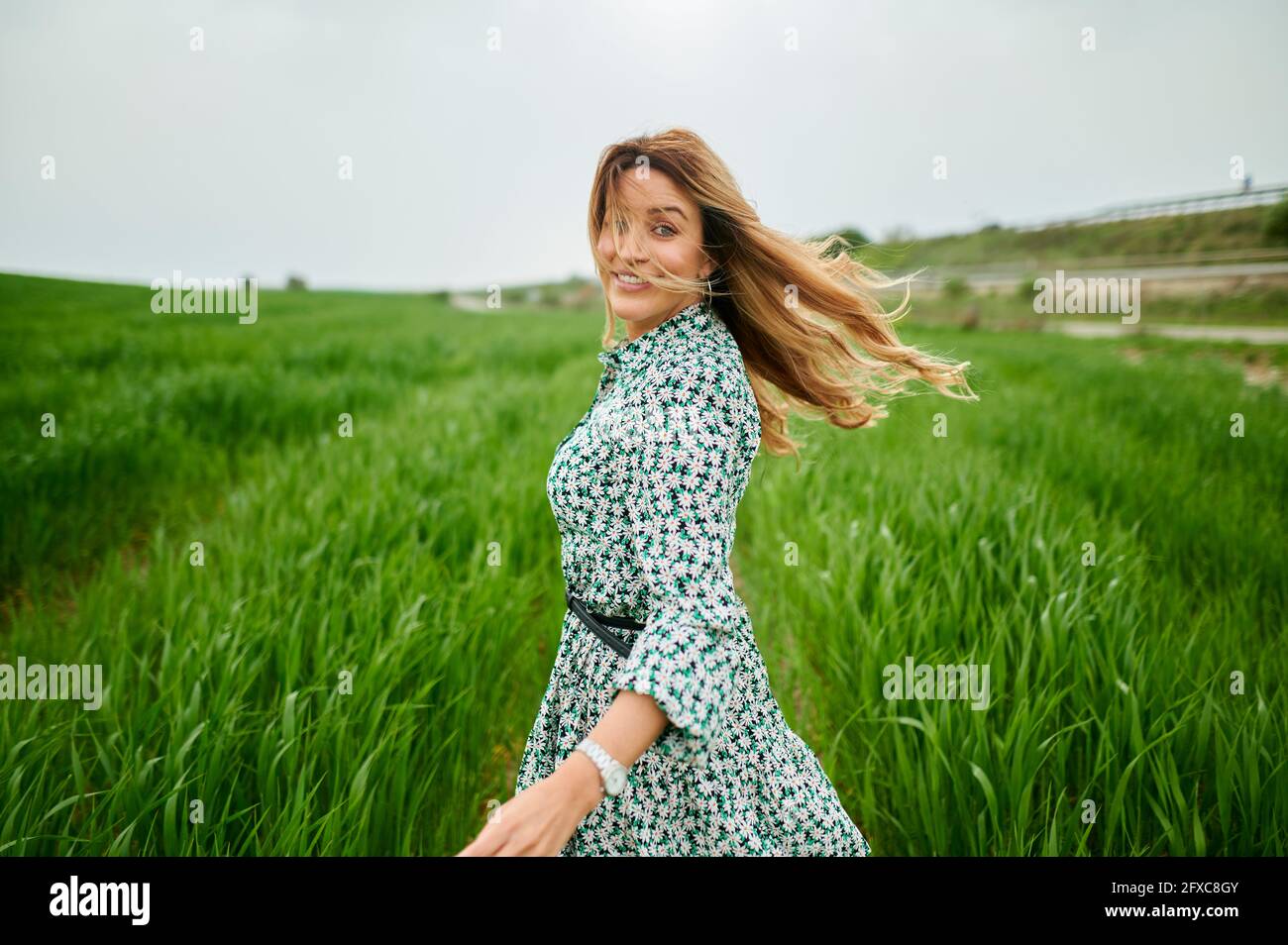 Wind hair woman hi-res stock photography and images - Alamy