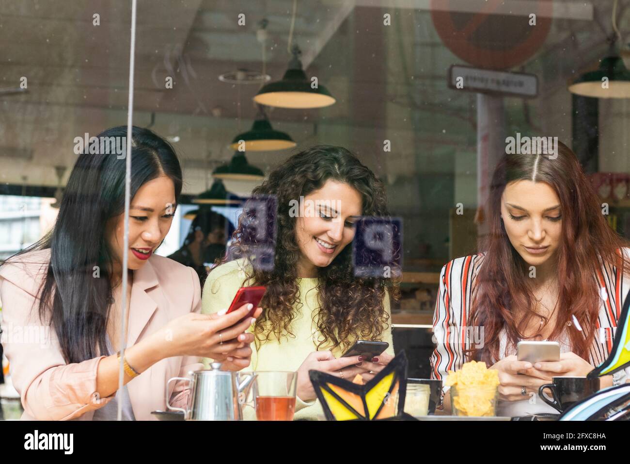 Women using mobile phones hi-res stock photography and images - Alamy
