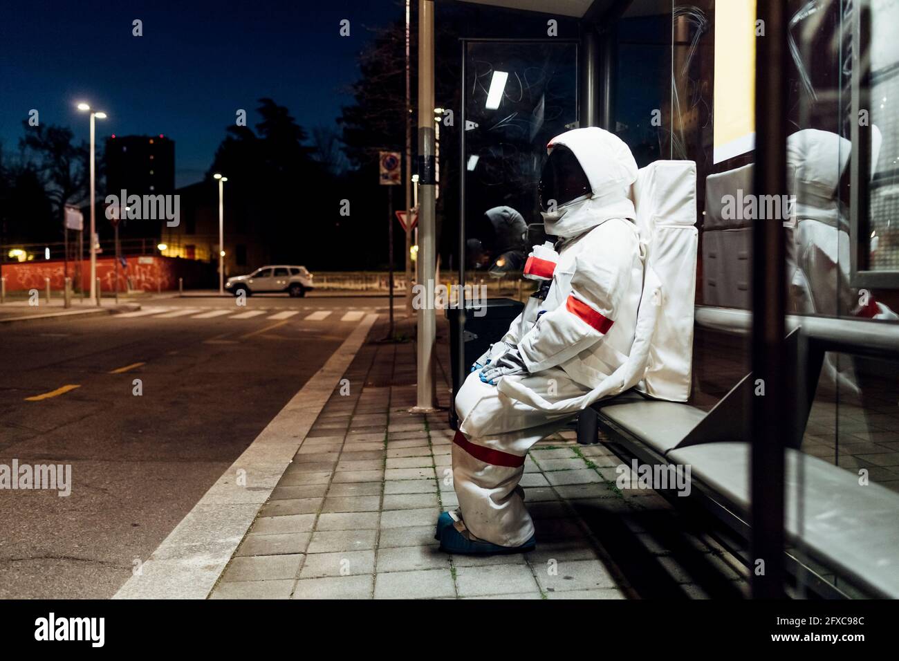 Chinese women to work in the road hi-res stock photography and images ...