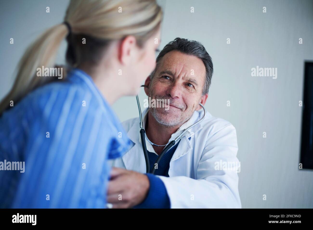 Doctor patient stethoscope checking hi-res stock photography and images ...