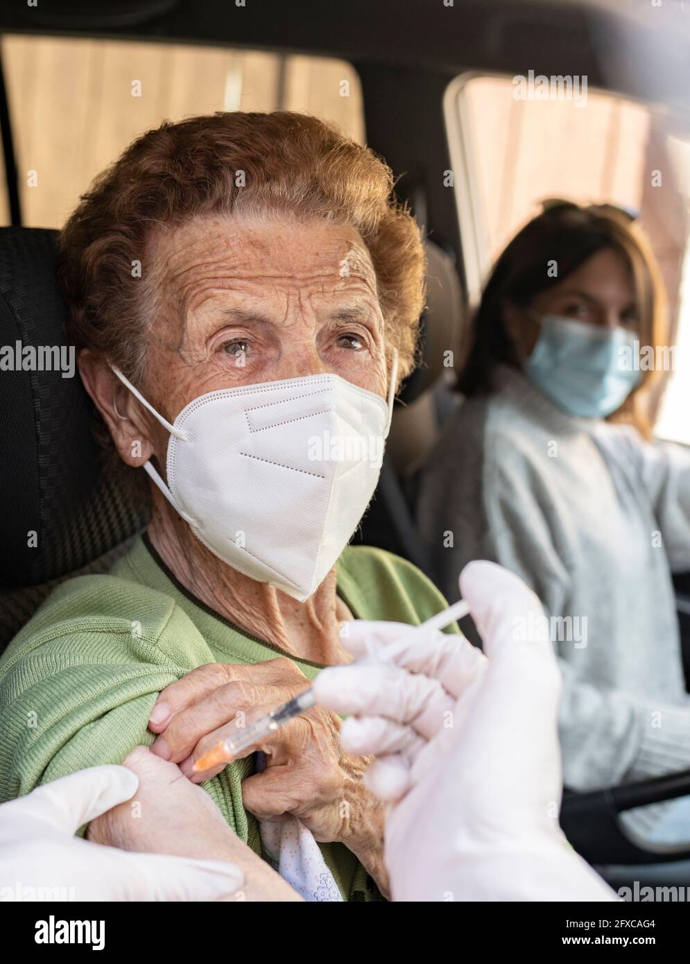 Doctor injection point of view hi-res stock photography and images - Alamy