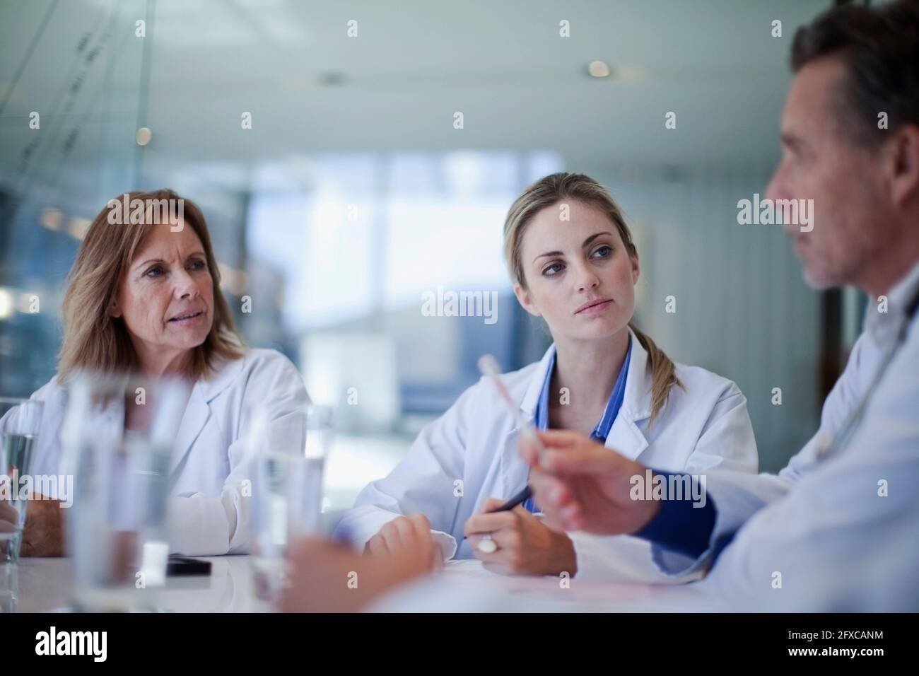 Doctors explaining hi-res stock photography and images - Alamy
