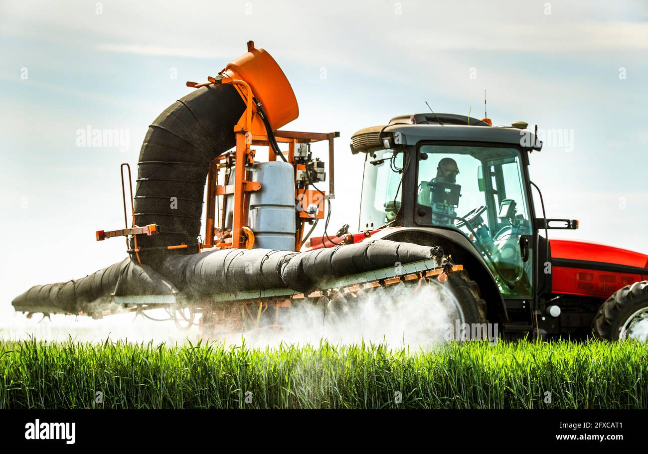 Spraying herbicide hi-res stock photography and images - Alamy