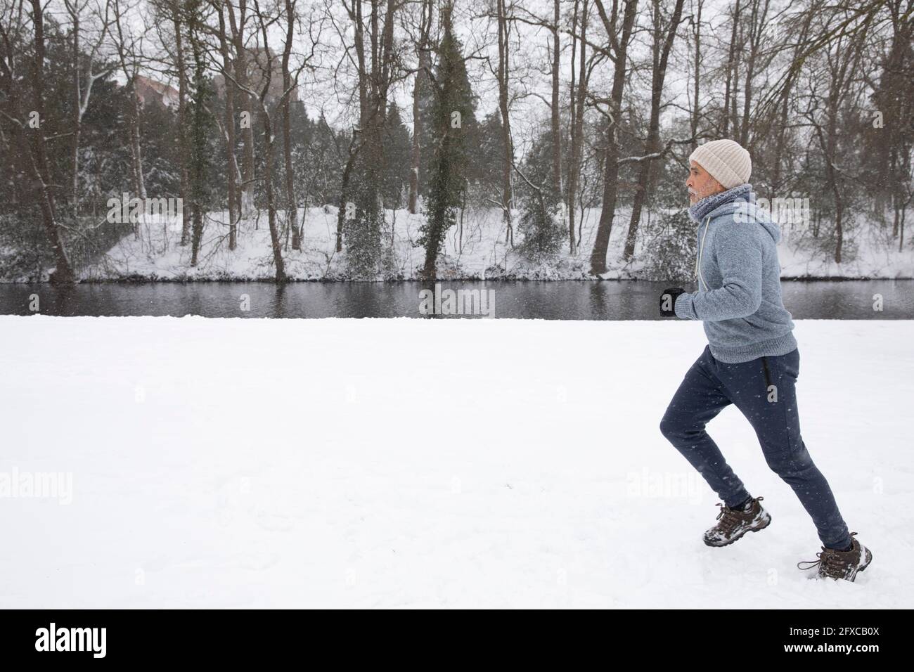 Senior man jogging winter hi-res stock photography and images - Alamy
