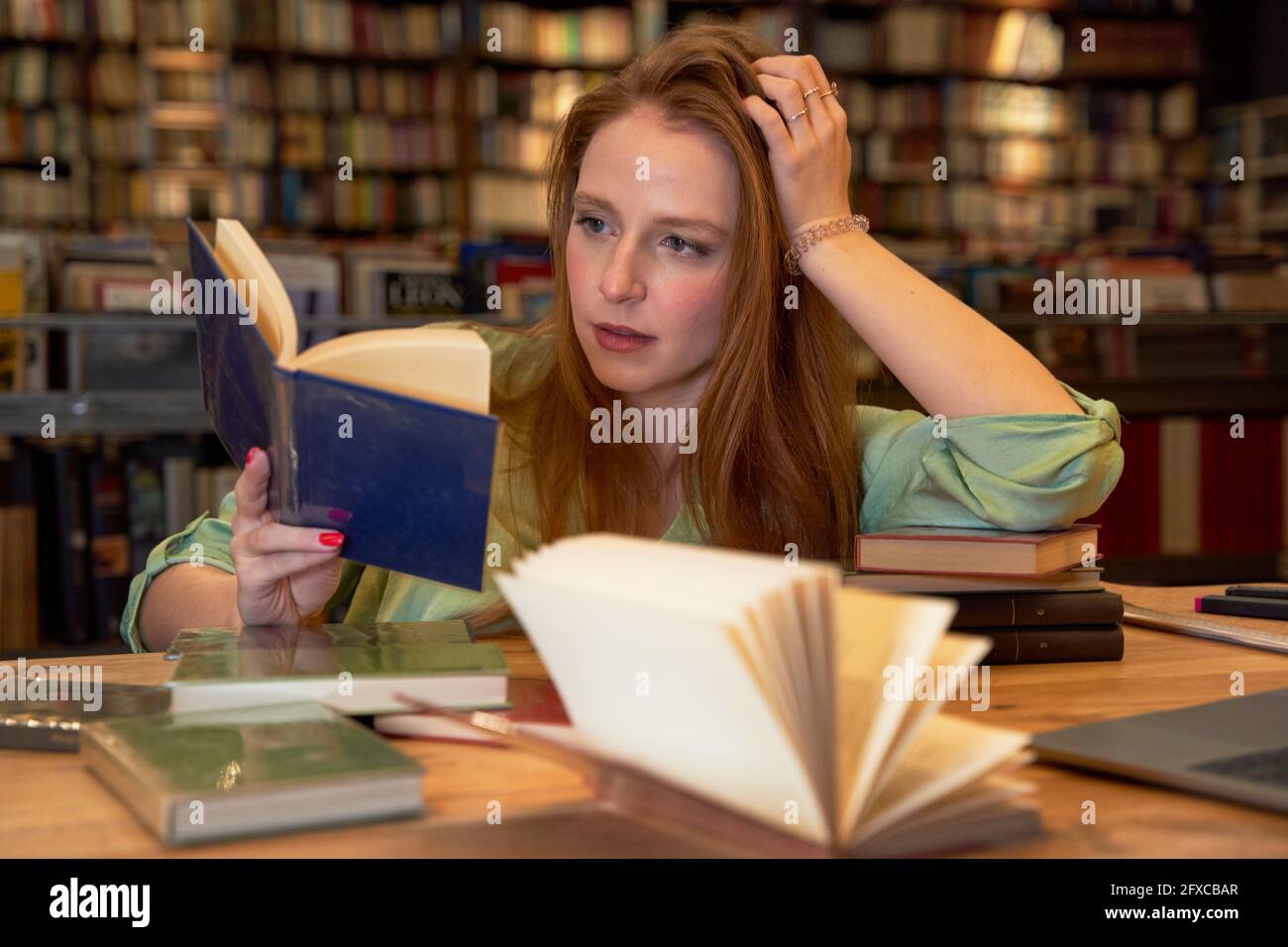 Woman learning in library hi-res stock photography and images - Alamy