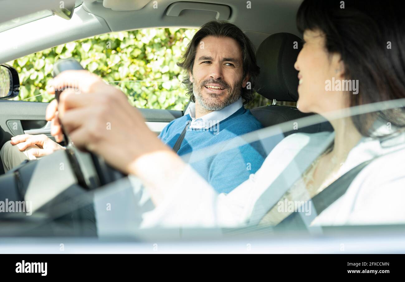 Two people talking car hi-res stock photography and images - Alamy