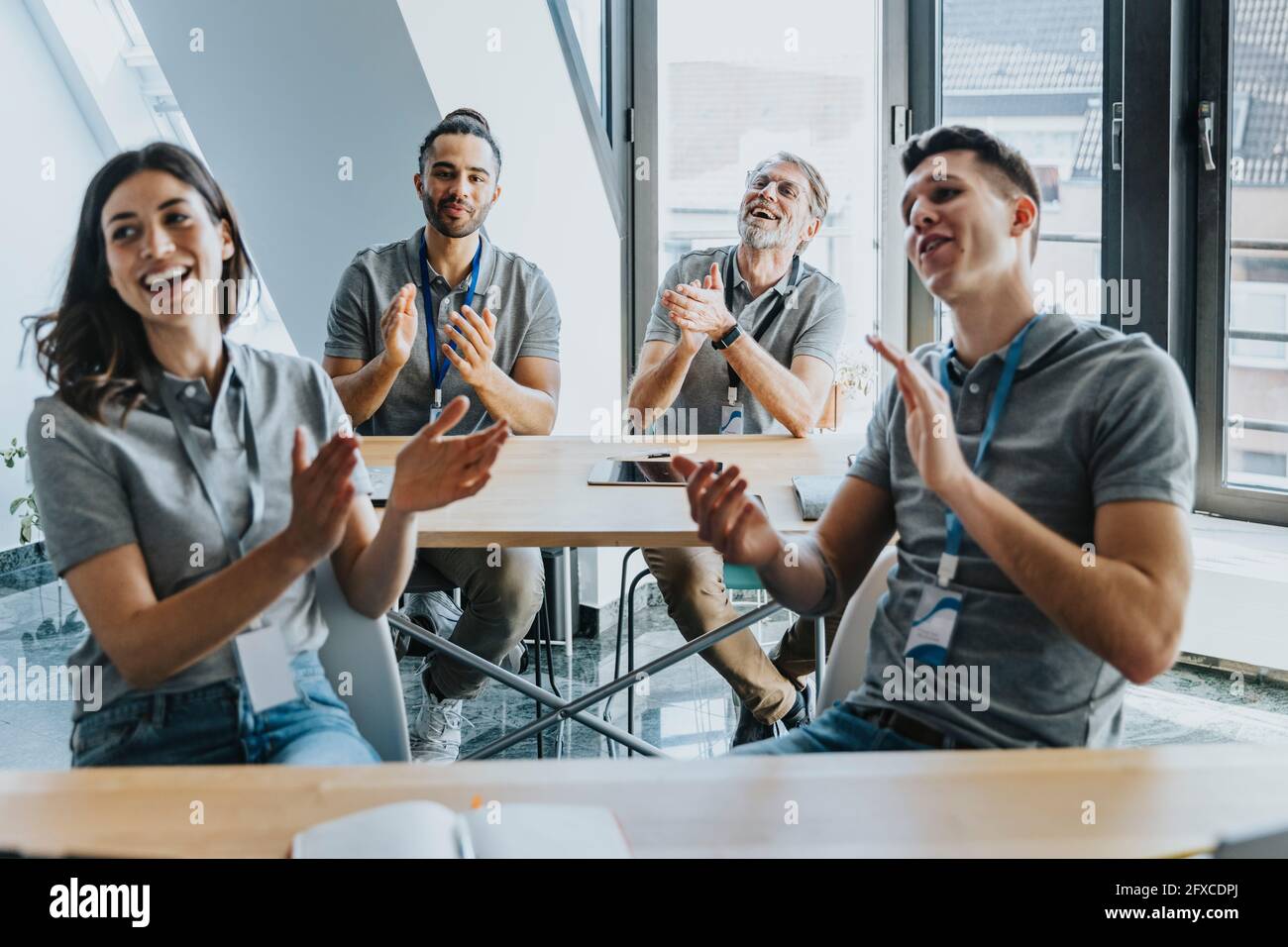 Clapping classroom hi-res stock photography and images - Alamy