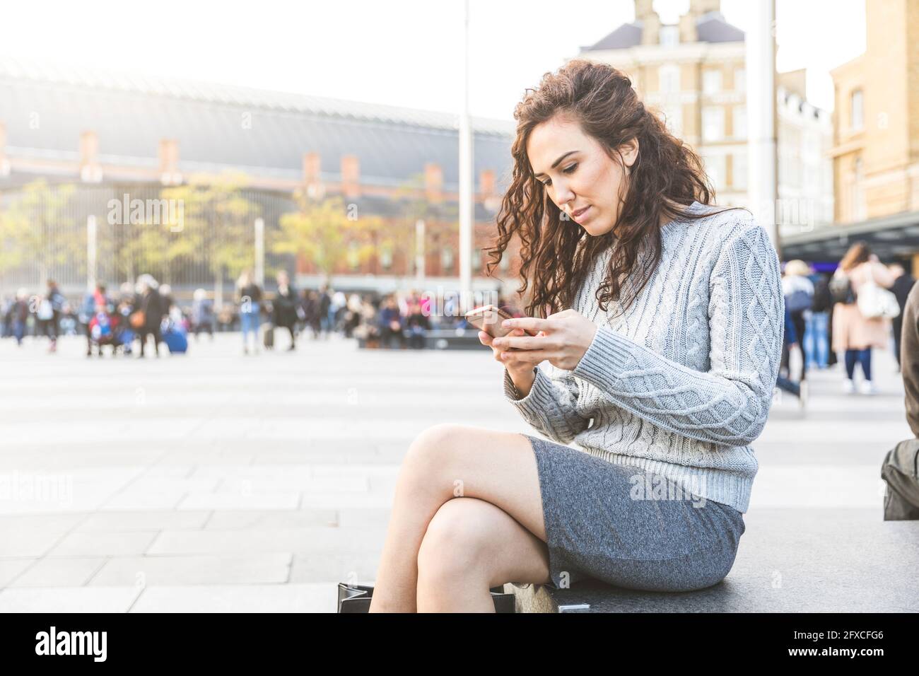 Using mobile phone london street hi-res stock photography and images ...