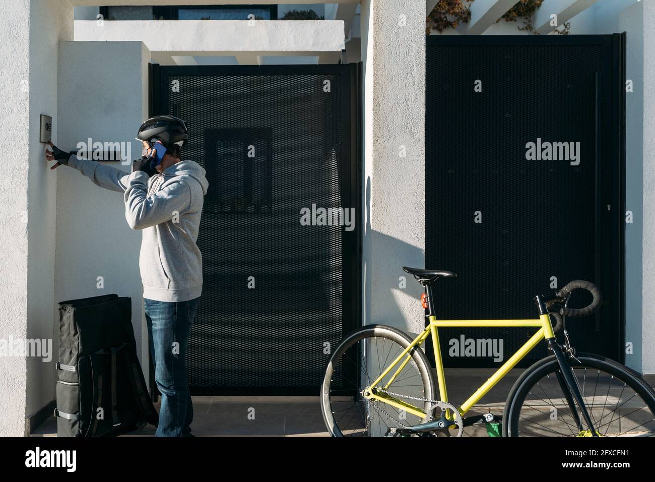 Ringing door man hi-res stock photography and images - Alamy
