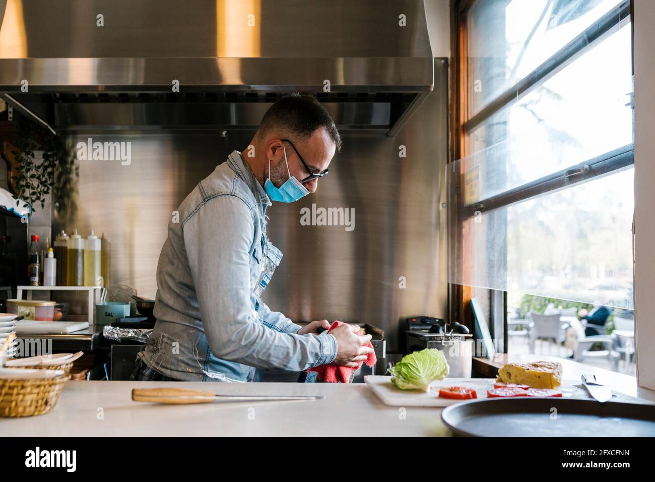 Face mask people restaurant hi-res stock photography and images - Alamy