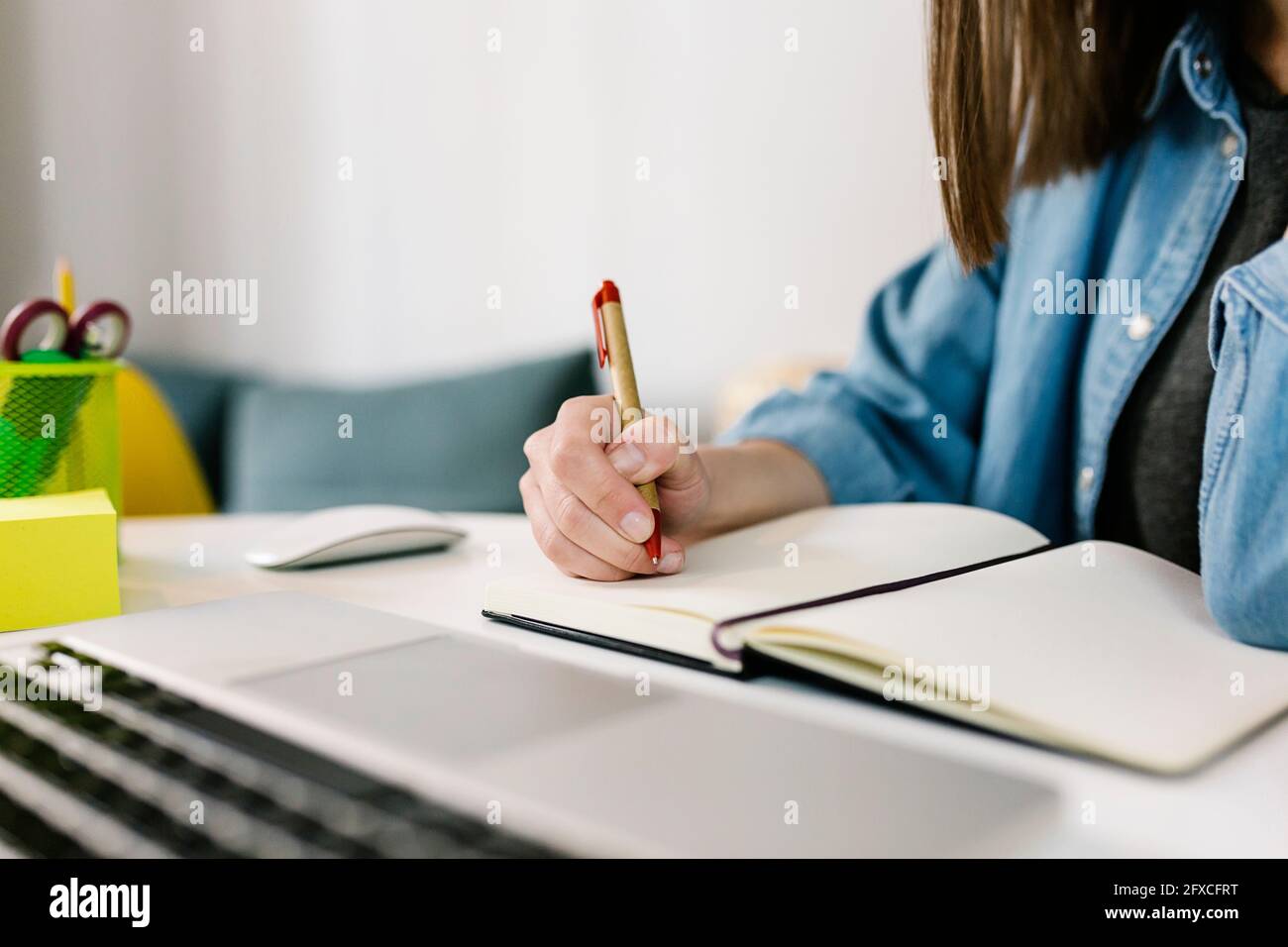 Writing on diary hi-res stock photography and images - Alamy