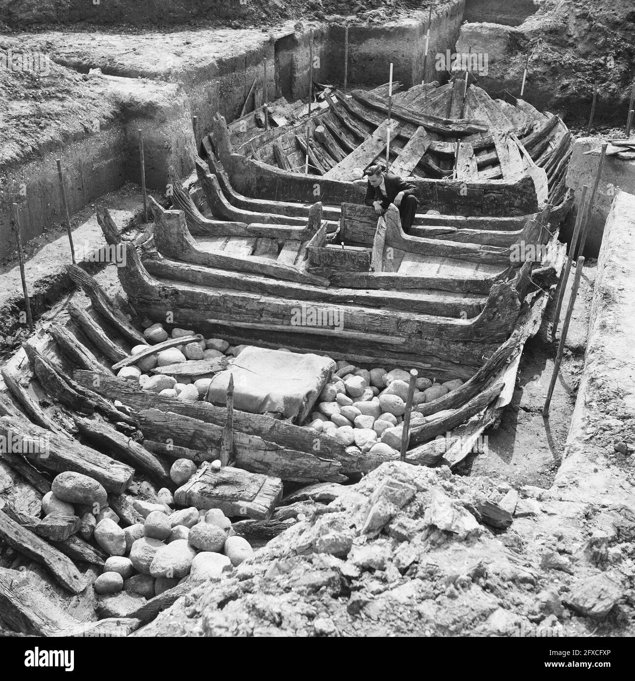 Excavation of medieval ship in Noordoostpolder, August 28, 1950 ...