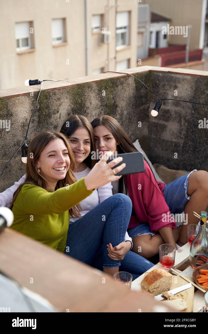Three friends taking selfie on hi-res stock photography and images - Alamy
