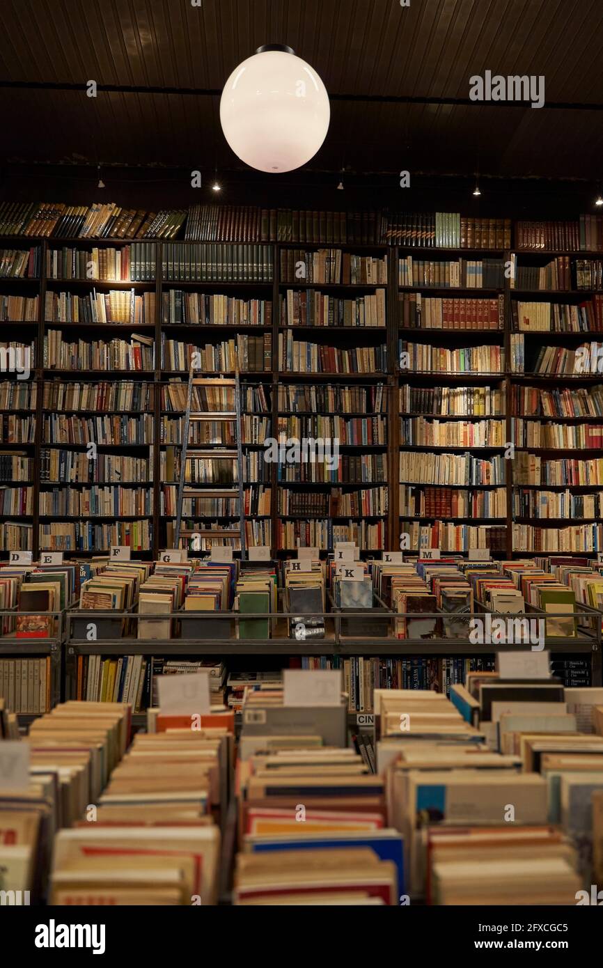 Bookshelf with books in order at library Stock Photo - Alamy